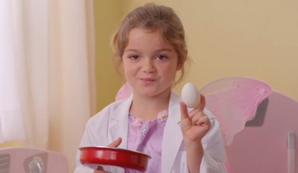 แบรนด์ของเล่นเลียนแบบโฆษณายุค 80 ส่งเสริมเด็กหญิงเป็นวิศวกร