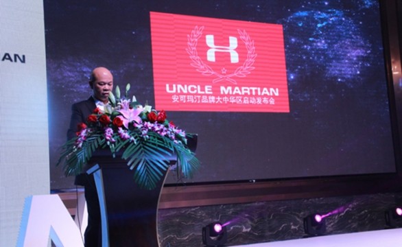 เหมือนไป๊! เมื่อแบรนด์เสื้อผ้ากีฬาจีน ออกแบบโลโก้คล้าย Under Armour มากๆ