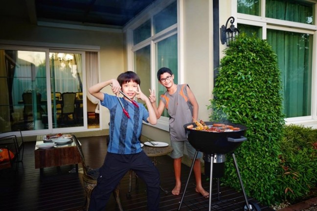 กัตจัง หนุ่มน้อย 12 ขวบ เจ้าของเพจ Gutjang’s Life ทำคลิปสุดเจ๋ง สอนการใช้ภาษา จนคนตามมากกว่า 1 แสนคน