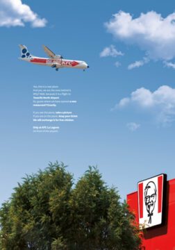 KFC พลิกเครื่องบินเป็นป้ายบอกทางลอยฟ้า พาลูกค้าไปร้านใหม่แบบโลกต้องทึ่ง