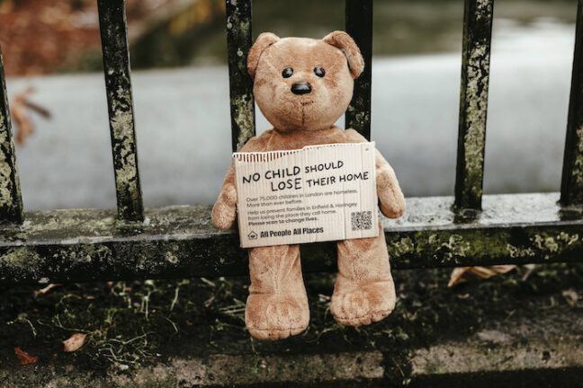 สะเทือนใจ! Homeless Toys เมื่อตุ๊กตาไร้บ้าน สะท้อนปัญหาเด็กไร้ที่อยู่ใน ...