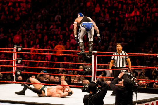 มวยปล้ำ: ไม่ใช่กีฬาแท้ แต่ทำไมคนชอบดู และเบื้องลึกดีลยักษ์ Netflix x WWE